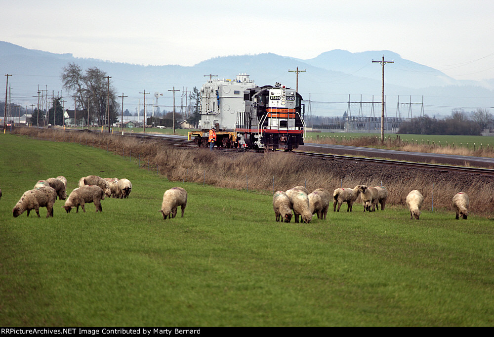 LLW 5399 Special Move with Transformer Backing into a siding for a meet with RFRX Locomotive ...
